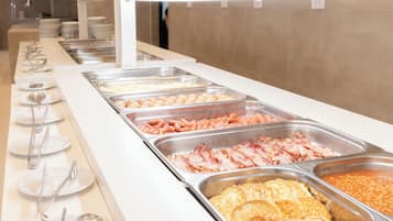 Café da manhã com buffet grátis todos os dias