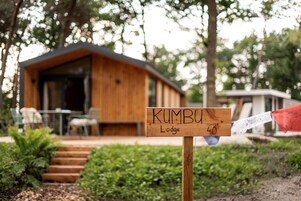 Uma placa de madeira com o texto "KUMBU Lodge" e o número "40".