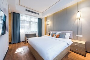 Quarto Duplo Superior, vista para o pátio | Roupa de alta qualidade, edredões de penas, camas de colchão pillowtop