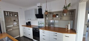 Apartamento | Cozinha privada | Uma chaleira elétrica, uma torradeira