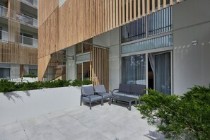 Apartamento standard, terraço (Duplex) | Individualmente decorados, individualmente mobiliados, Wi-Fi de cortesia