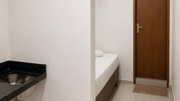 Quarto Individual Económico | Wi-fi grátis, roupa de cama fornecida