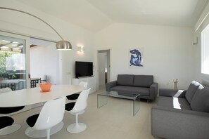 Villa Deluxe, 4 quartos, vista para o jardim | Sala de estar | Televisor de 32 polegadas com canais digitais 