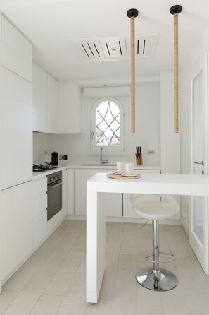 Villa Deluxe, 4 quartos, vista para o jardim | Cozinha privada | Uma máquina de café expresso, uma chaleira elétrica, mesas de jantar 