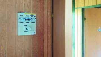 Uma porta de madeira com um painel de controle fixado.