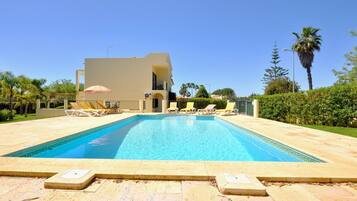 Vila | Piscina | Piscina interna, piscina externa