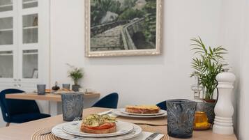 Café da manhã feito na hora todos os dias mediante uma taxa