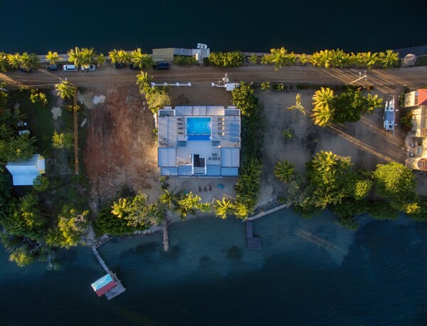 Oceanfront Sunset Gecko Condo - Ground Floor 1b - Placencia