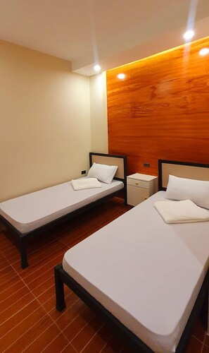 Quarto casal ou duplo conforto | Escrivaninha, espaço de trabalho para notebook, cortinas blackout