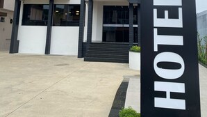Um hotel moderno com uma placa grande que diz "HOTEL RIO JORDÃO".