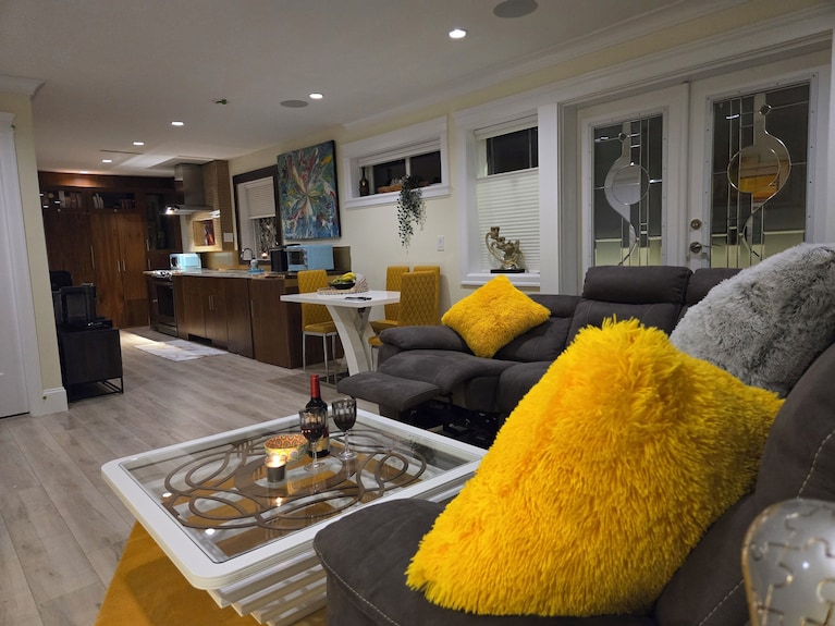 \N7km-15min From D/t Private 1000sf Top Floor Suite\n The Birdsnest Welcomes U - Vancouver