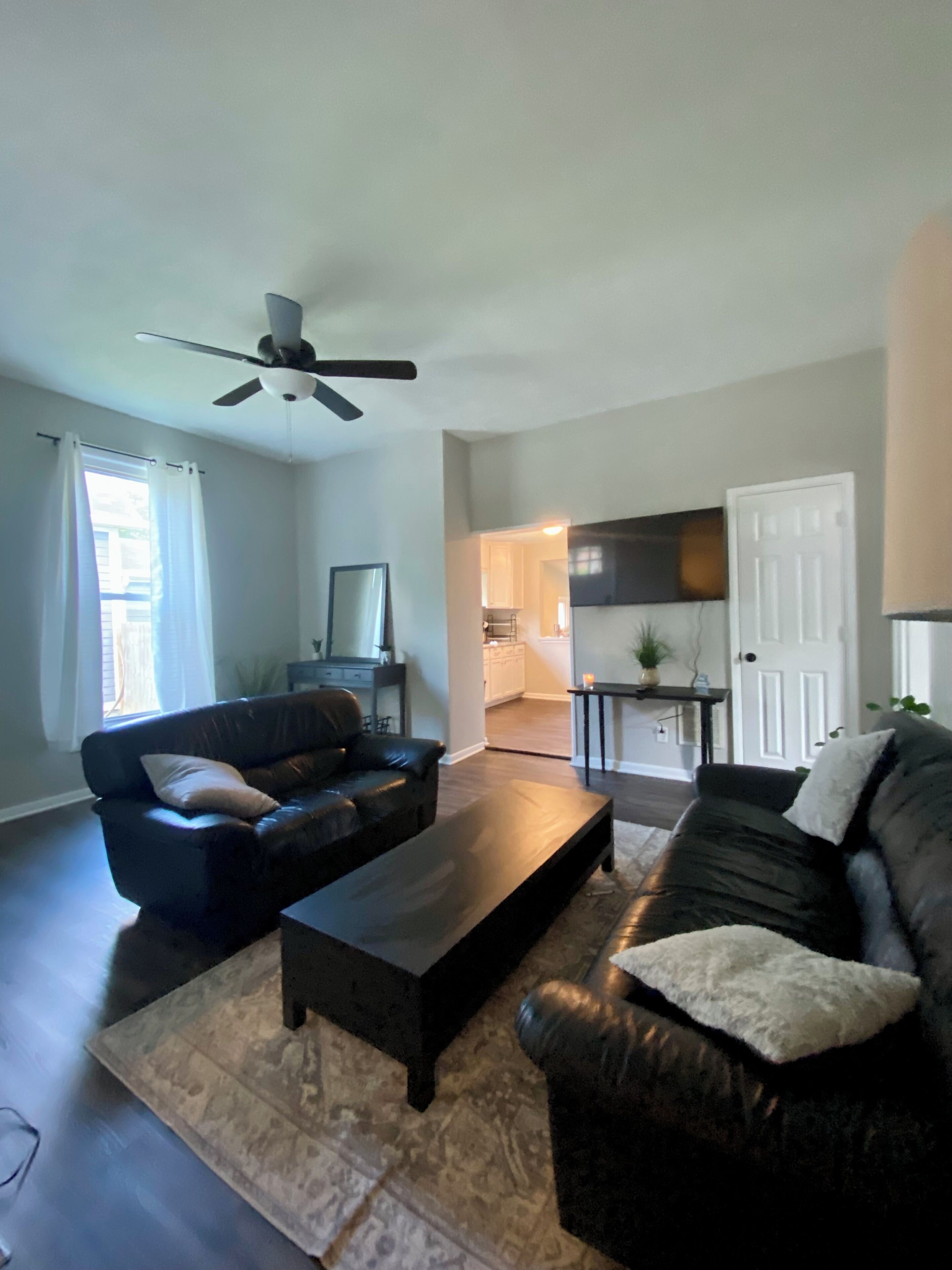 Charming 3-bedroom House With Wifi, Smart Tvs And Ac In Lovely Noblesville - 카멀