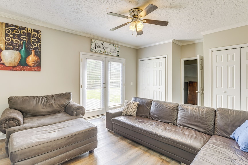 Walk To Jsu! Family Getaway W/ Yard - Jacksonville, AL