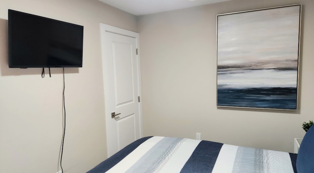 East Van Suite / King Bed / Short Walk To Sky Train & Commercial Dr - Burnaby