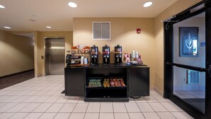 Estação de café por autoatendimento com várias máquinas de café e uma variedade de lanches.