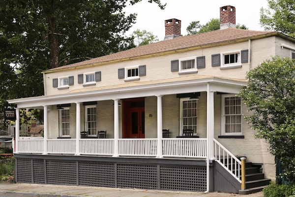 Kingston Carriage House - Kingston, NY