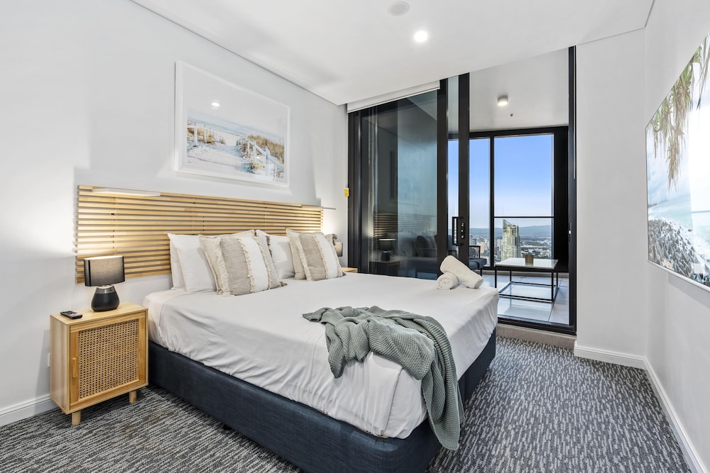 Luxury Two Bedroom Unit with Ocean Views - Q Stay (Meriton 7201 - 3N ...