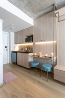 Suite Comfort | Cozinha privada | Minifrigorífico, um micro-ondas, utensílios de cozinha 