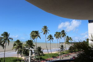 Suite de Luxo | Praia | Na praia, praia de areia branca, espreguiçadeiras 