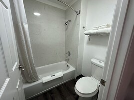 Uma banheira, toalhas fornecidas, sabão, champô 