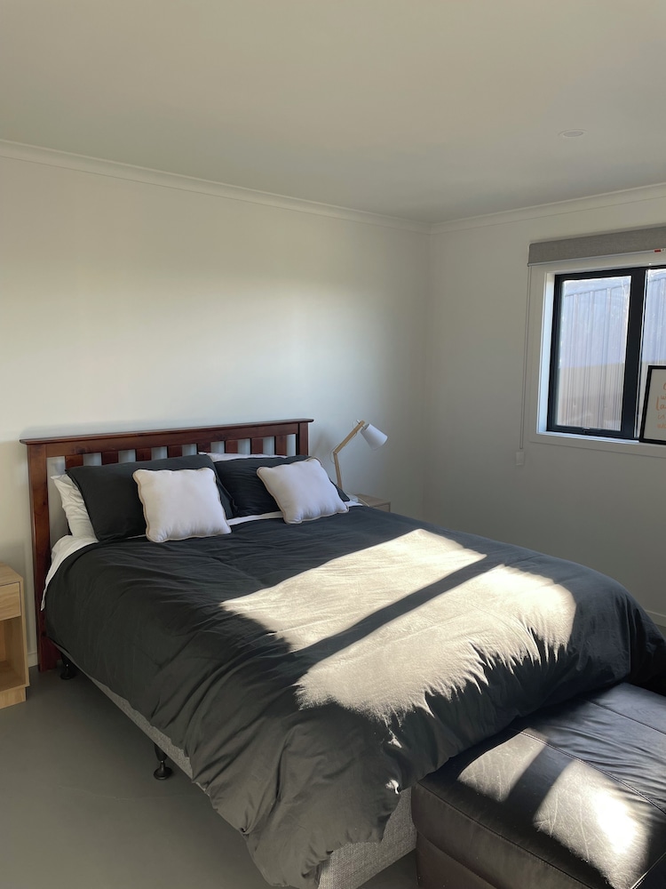 Spacious And Inviting 1 Bedroom Unit With Amazing Sunrise Views. - Carterton