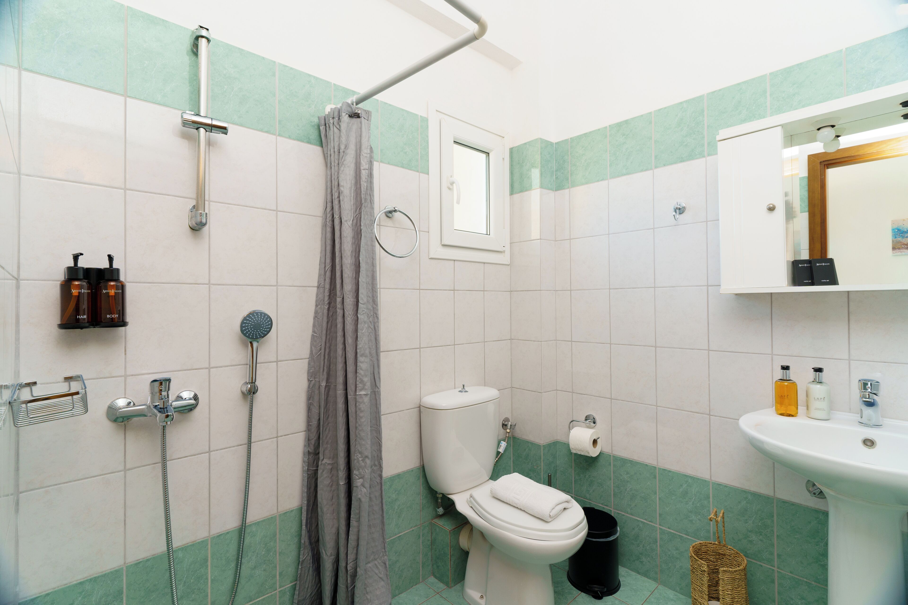 Two Bedroom Apartment Sea View at The Dandy Horizon | Casa de banho | Um polibã, um secador de cabelo, chinelos, toalhas fornecidas 