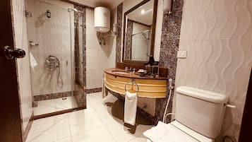 Suite Royal, vista deserto | Casa de banho | Um polibã, um secador de cabelo, toalhas fornecidas, sabão
