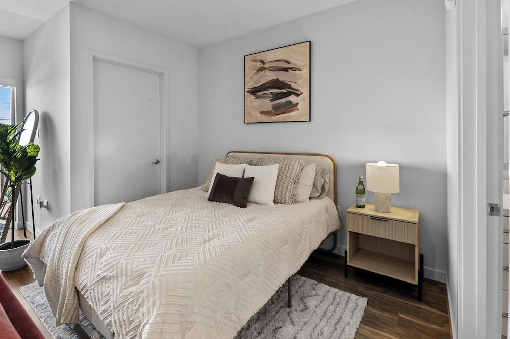 Modern Studio Centrally Located In Weho/melrose - Hollywood, CA