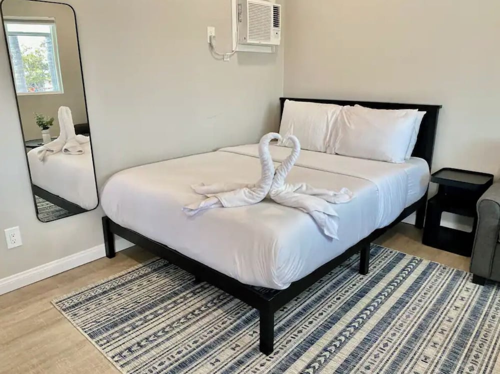 New Remodeled Upstairs Apartment Central El Cajon With Ac - La Mesa, CA