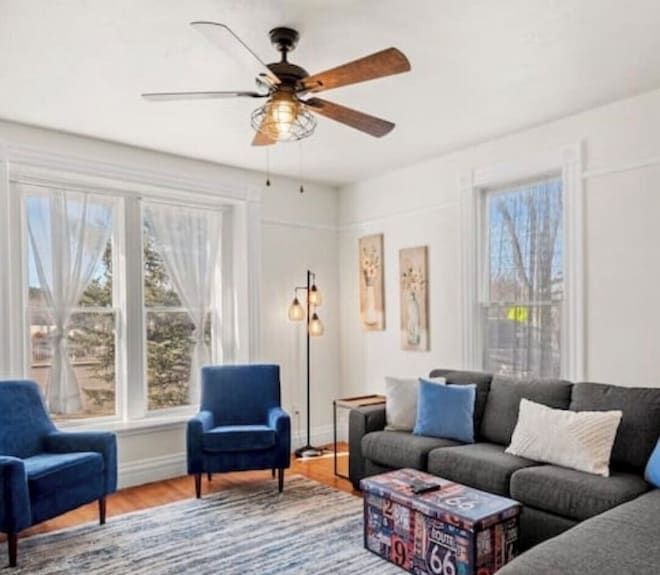 Charming Blue Victorian Home Located Blocks Away From Historical Route 66 - Williams, AZ