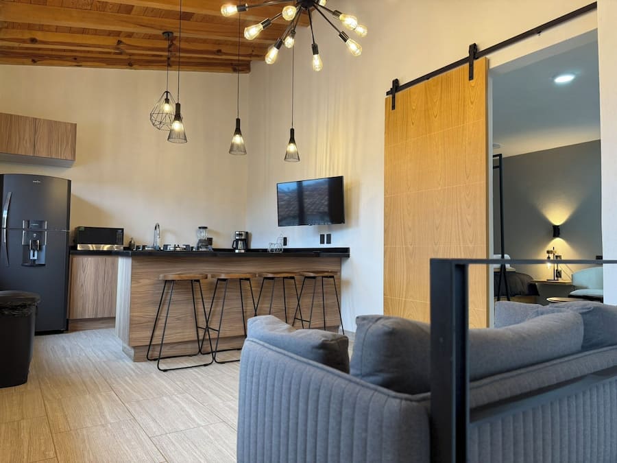 Suíte lua de mel, vista para a cidade | Área de estar | Smart TV 40 polegadas com canais a cabo, pisos aquecidos