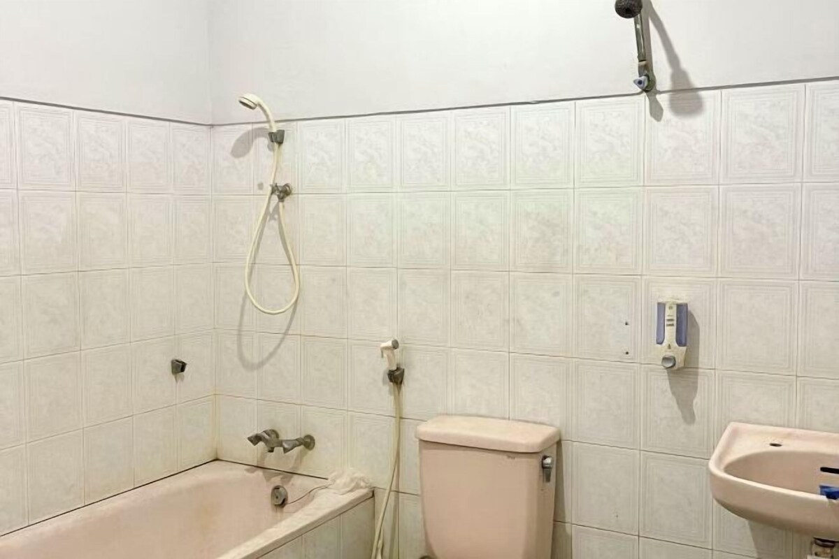 Um banheiro com banheira, vaso sanitário e pia.