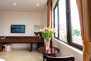 Frigobar, escrivaninha, espaço de trabalho para notebook