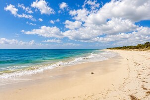 Perto da praia, praia de areia branca 