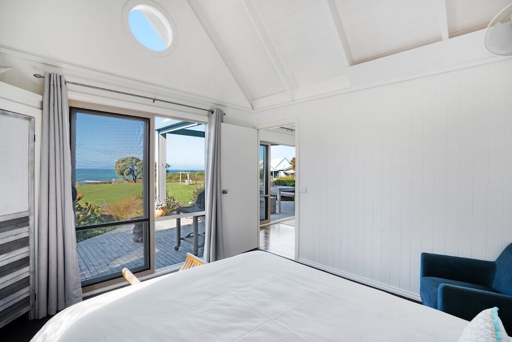 Absolute Beach Frontage Self Contained Cottage Fully equipped for your ...