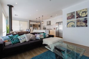 Casa Deluxe, várias camas, não fumadores | Sala de estar | Televisor de 55 polegadas com canais digitais, Netflix 