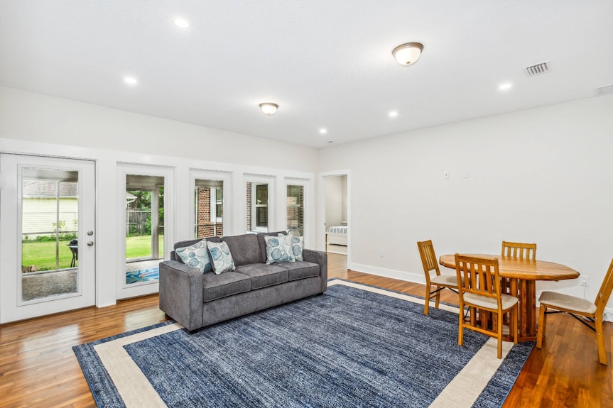 East Hill Charming Family Home- Huge Lot-fully Updated-brand New Gourmet Kitchen - Pensacola, FL