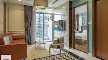 Apartamento design, 2 quartos, sacada, vista para a piscina | Área de estar | TV de tela plana 32 polegadas com canais a cabo
