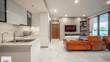 Apartamento Panorâmico, 1 quarto, varanda, Vista para a cidade | Sala de estar | Televisor de ecrã plano de 32 polegadas com canais por cabo