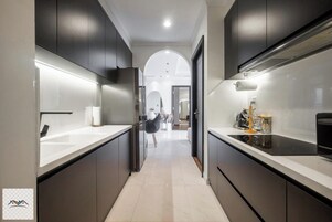 Apartamento Design, 2 quartos, varanda, vista para a piscina | Cozinha privada | Um frigorífico, um micro-ondas, uma placa de cozinha 