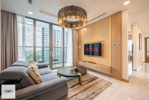 Apartamento Panorâmico, 1 quarto, varanda, Vista para a cidade | Sala de estar | Televisor de ecrã plano de 32 polegadas com canais por cabo 