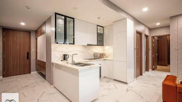 Apartamento panorâmico, 1 quarto, sacada, vista para a cidade | Cozinha privada | Geladeira, micro-ondas, cooktop, lava-louças