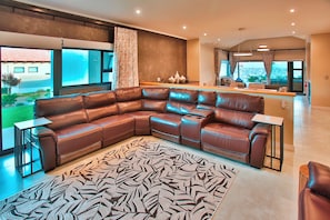 Casa luxo, vista para o jardim | Área de estar | TV de tela plana