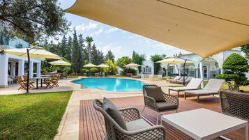 2 piscinas exteriores, guarda-sóis, espreguiçadeiras