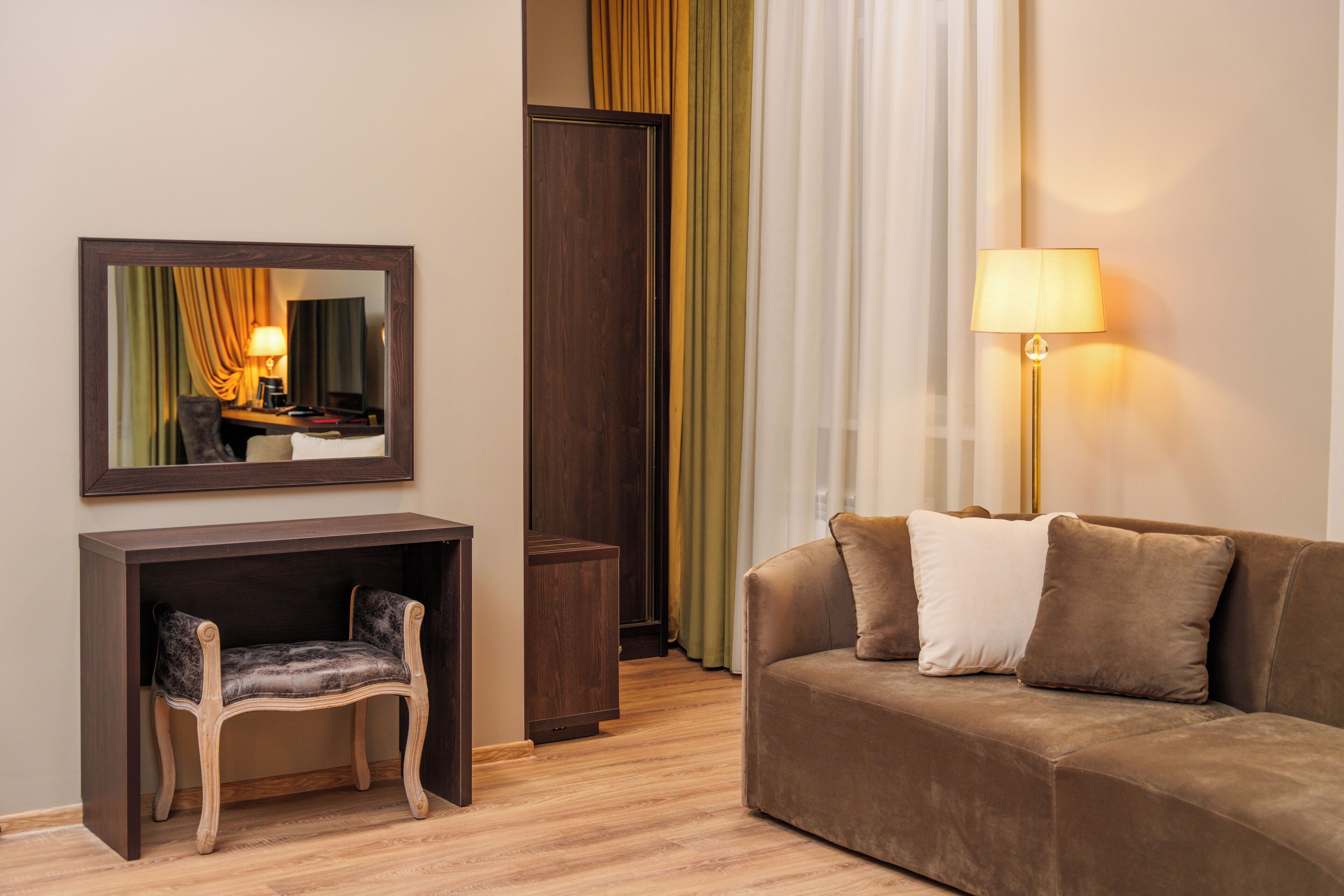 Quarto Signature | Roupa de alta qualidade, cofre no quarto, secretária 