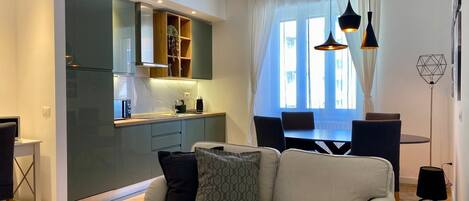 Um frigorífico/congelador grande, um micro-ondas, uma placa de cozinha