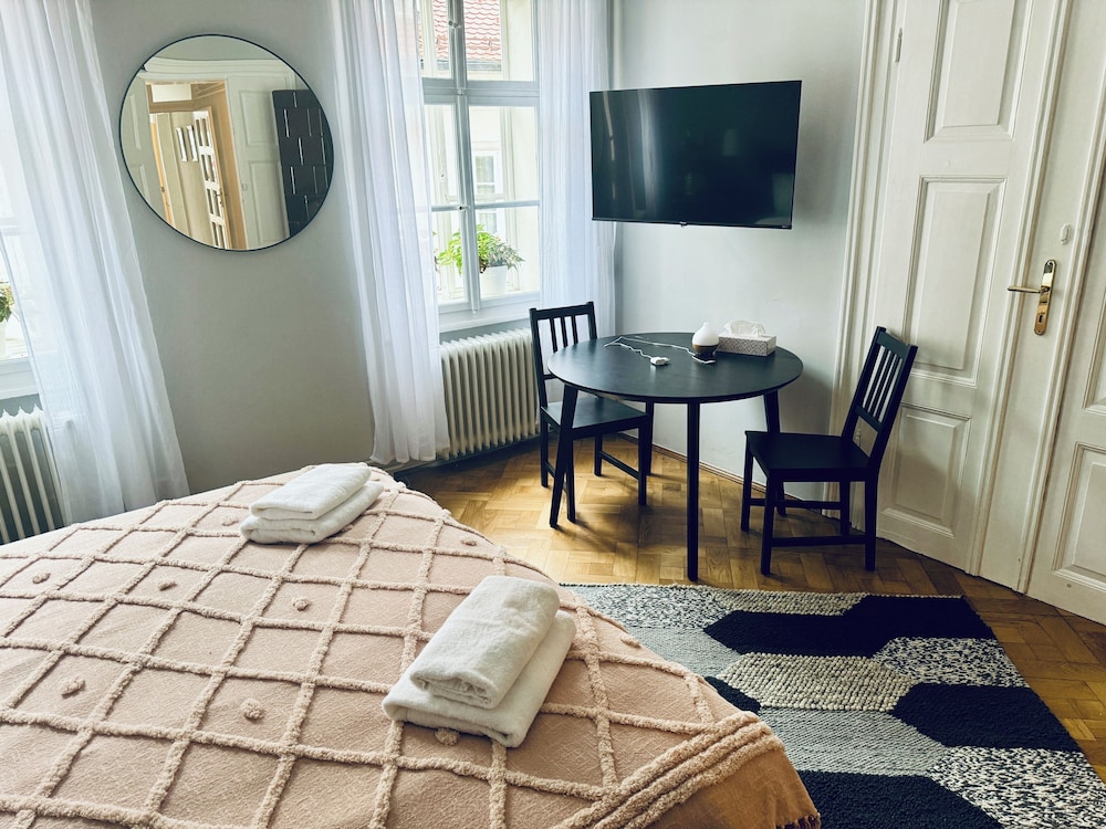 Get Ready For An Elegant Experience In This Stunningly Decorated Room - Ljubljana