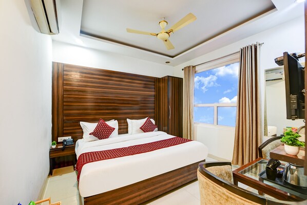 Quarto casal conforto, vista para a cidade | Opções para refeição no quarto