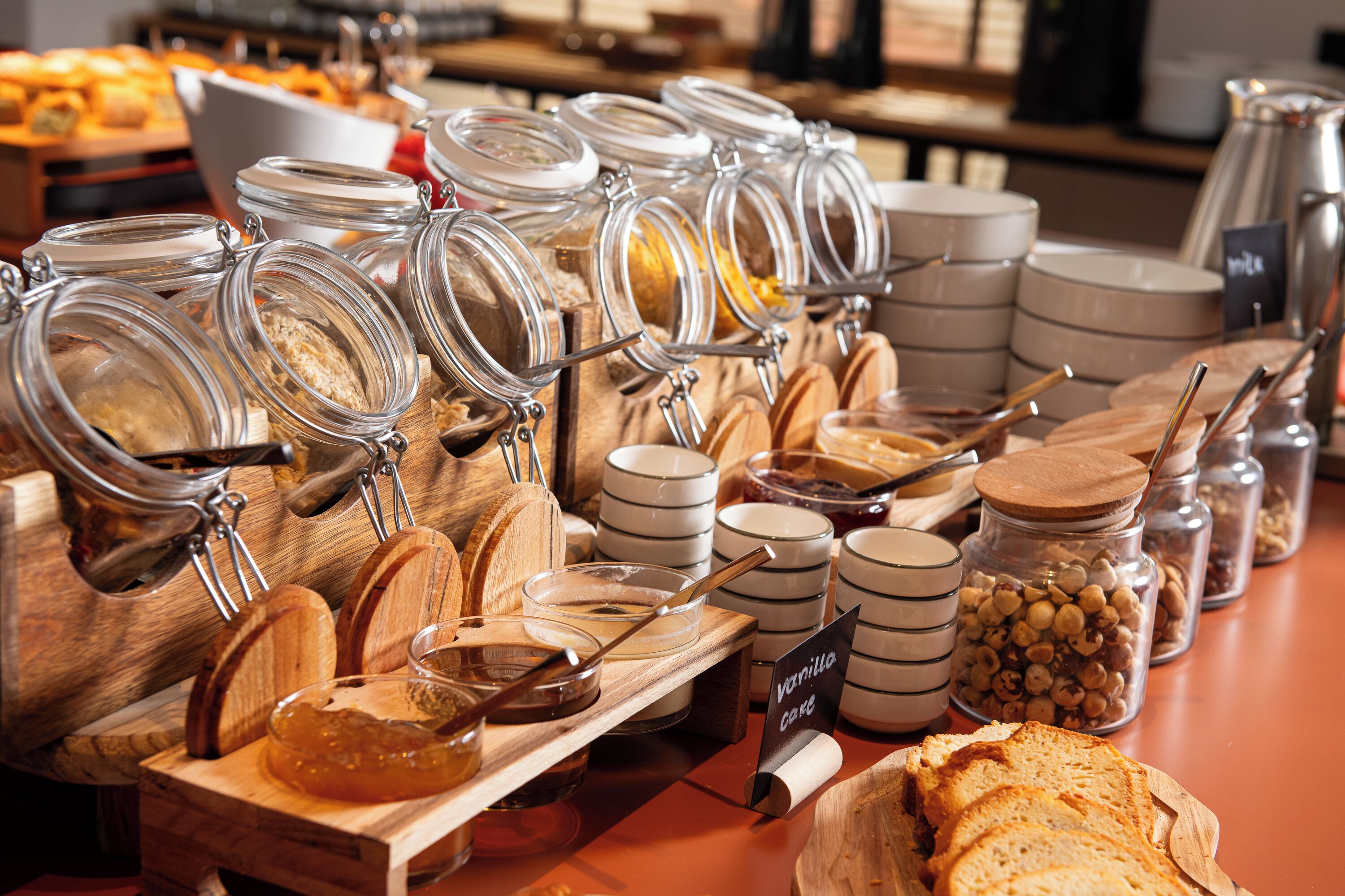 Buffet com diversos alimentos e acompanhamentos.
