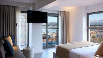 Naus Suite Panoramic Sea view | Roupas de cama de algodão egípcio, roupas de cama premium, frigobar